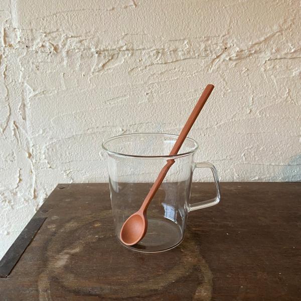 長めの柄が持ちやすいジャムスプーン。丸っこいスプーンも可愛らしく、繊細なデザインとサオ材の色合いが優しい雰囲気です。果物シロップを掬って炭酸で割る時など、マドラー替わりにも。サイズ：170×28mm　素　材：サオ材　ウレタンツヤ消し塗装仕上...