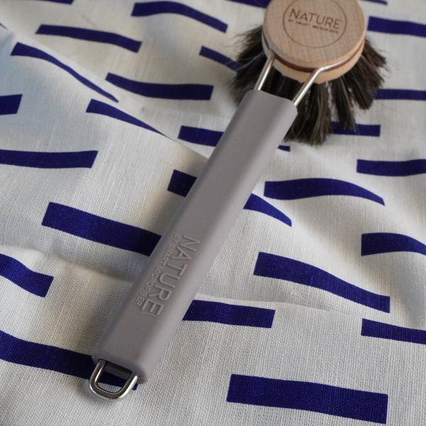 食器洗い用に持っておくと大活躍のキッチンブラシ。手を汚さず洗い物ができる、すべりにくいシリコーンハンドルと、馬毛混の柔らかいブラシで、家事もラクラクです。ブラシ部分の付け替えも可能で、長く使用できます。スポンジで洗い物をすると、どうしても両...