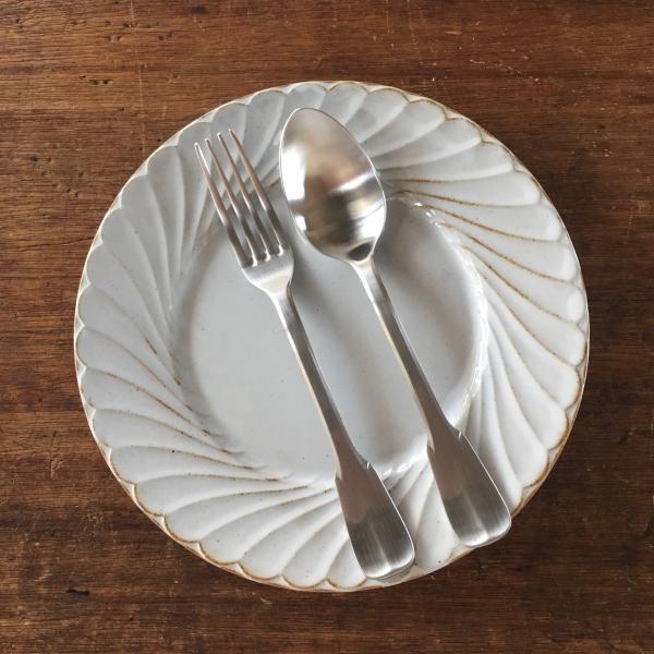 アンティークのような雰囲気のカトラリー。15世紀頃からある伝統的なデザインをアレンジしています。「デザート」と名前にはありますが、女性はお食事にもちょうど良いサイズです。深めのスプーンヘッド、フォークの刃先の長さ。クラシカルな雰囲気を残し、...