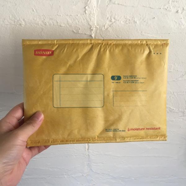 海外の郵便物でよく見かける、クッション性のある封筒の雰囲気をそのまま残したタブレット・ラップトップバッグ。 建材や宇宙服などにも使われているHDPE(高密度ポリエチレン)という素材を使用しているので、軽さ・強度・耐水性に優れています。 バッ...