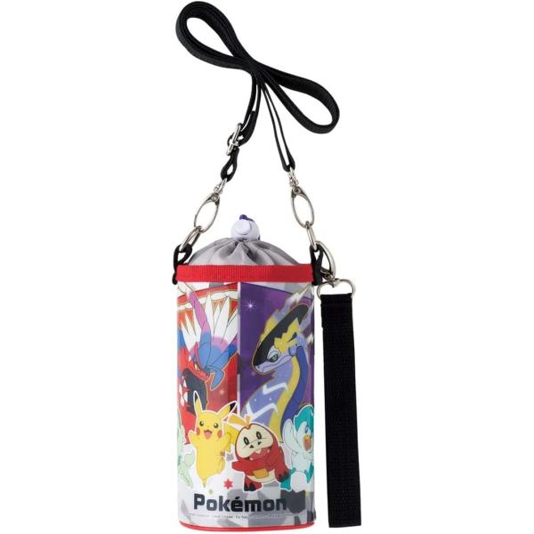 保冷、保温両方のシーンでご使用頂けるポケットモンスターのペットボトルホルダーです。290ml〜500mlのペットボトルに対応。便利な巾着タイプで出し入れラクラク、巾着をきゅっと絞ればペットボトルが抜け落ちにくく、使い勝手抜群。裏地は保冷効果...