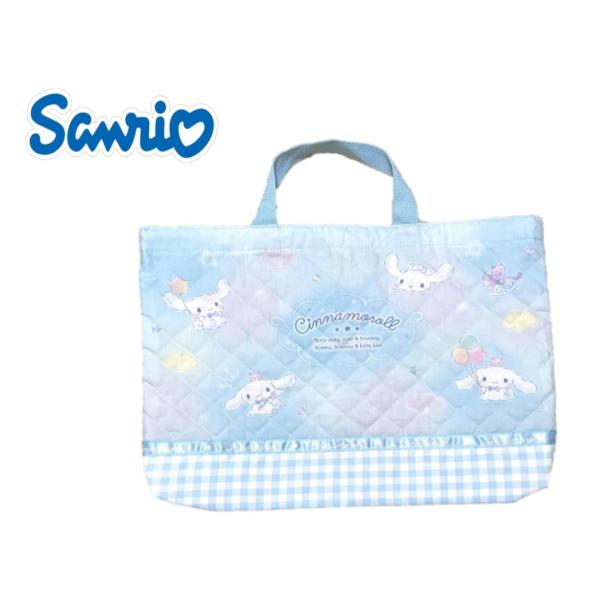 入学入園に大活躍間違いなし大人気のSANRIOのトートバッグです。キルト加工でソフトな手触り！かわいいシナモロールが大集合のデザインです。内側には便利な短め持ち手付き。学校や習い事、お稽古など荷物の多いときのサブバッグとして、体操着入れや、...