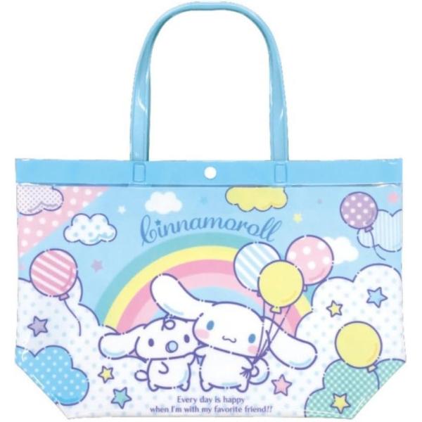 大人気「SANRIOからシナモロール」のマチ付きビニールトートです。ビニル素材のトートバッグはプールバッグとしてピッタリ♪また軽くてかわいいビニールトートはレッスンバッグやレジャー用のバッグとしても大活躍。不透明だから中身がみえない仕様。サ...