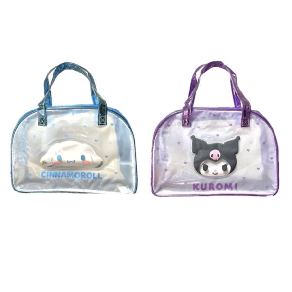 大人気「SANRIO」のクリアビニルボストンです。ビニル素材のバッグはプールバッグとしてピッタリ♪また軽くてかわいいボストン型バッグはレッスンバッグやレジャー用のバッグとしても大活躍。ファスナー式開閉。内側:お名前スペース付き吊り下げオープ...