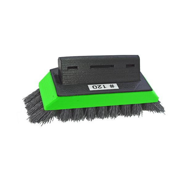 剥離作業時や定期清掃時のスミ擦りを改善します。厨房の床や浴室の床プールサイドの清掃を劇的に改善します。ノンスリップシートや磁器タイル、石質床材の日常清掃、定期清掃、特別清掃に活躍します。甲がプラスチックで　腐りません。　立ったままで　力強く...