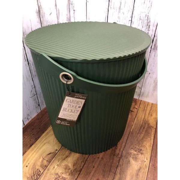 材質　ポリプロピレンW330×D312×H338mm容量　20L耐荷重　150kg原産国　日本土作りの容器や、土の保管としても最適なガーデンツールバケット。ハンドルについているリングは、水を溜めるときのホースの固定に役立ちます。