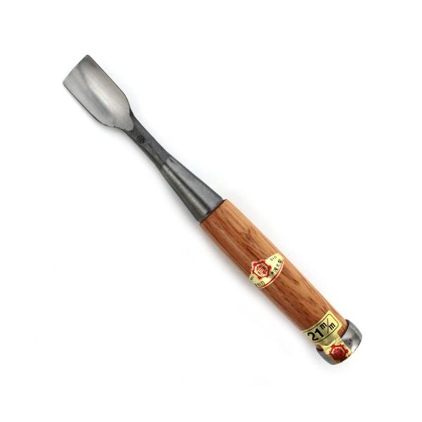【特徴】刃物が薄くできているので、突いたり・叩いたりして使用することができます。硬く靭性にも優れています。特殊溶解技術を駆使した高級刃物鋼です。【用途】木彫り、彫刻作業。【仕様】●刃先：浅丸21mm。【材質】●高級刃物鋼。