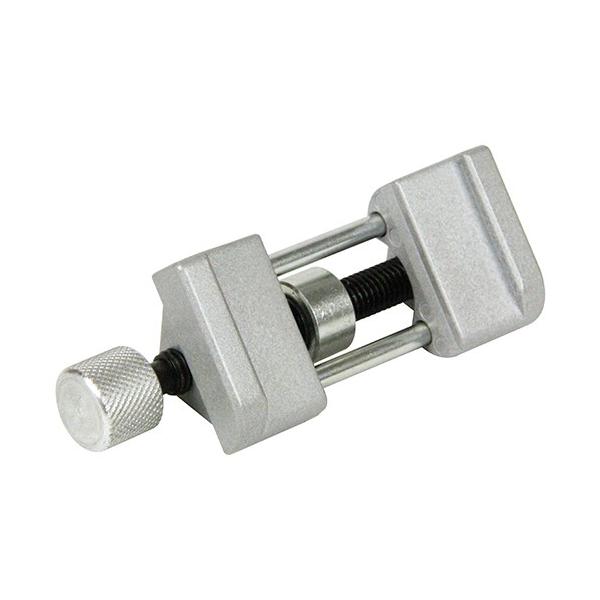 【特徴】カンナ刃やノミの刃研ぎの際にネジの調節で、刃先の角度を研ぎたい角度に簡単に固定できます。切れ味の良い刃つけが可能です。【用途】カンナ刃・ノミの刃研ぎの際の角度を固定するガイド。【仕様】●刃幅：36mm〜70mmまで・刃の長さ：80m...