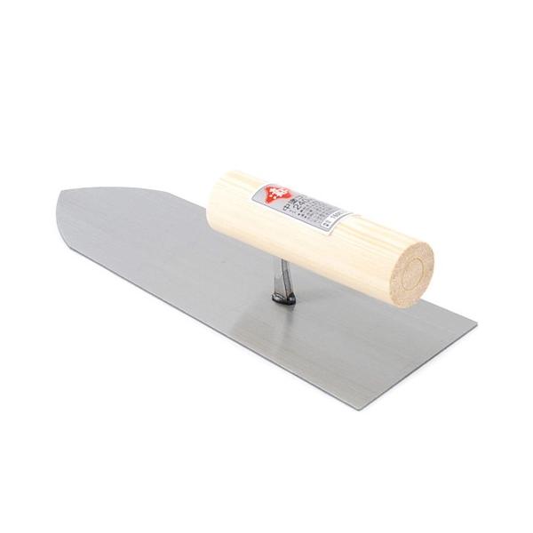 【特徴】中塗りから荒仕上げまで、幅広くお使いいただけます。壁材をすくい、壁面に押し伸ばしながら、平らに塗り上げる場合に最適です。【用途】壁塗り等の中塗用。【仕様】●サイズ：240mm。【材質】●コテ板：鉄。●柄：木。【サイズ】幅：240mm...