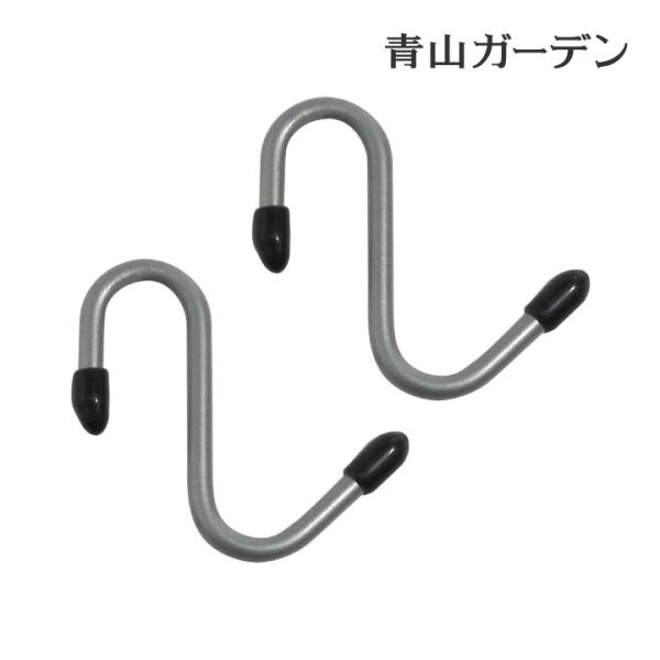 ■商品名：メタルハンギング ネットフェンス用フック 2個入■コード：31919000壁掛け用のプランターをフェンスなどに手軽に飾れるフックです。【商品情報】サイズ：約幅6×厚さ0.7×高さ6cm重量：約19g材質：スチール・塩化ビニル樹脂備...