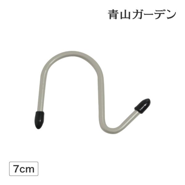 ■商品名：メタルハンギング門扉・フェンス用フック■コード：31924400サイズ：約(W)8.5×(D)0.7×(H)7cm重量：約27g規格材質：スチール・塩化ビニル樹脂規格色：シルバー備考：幅4cmまで耐荷重：3kgまで（この値は実測値...