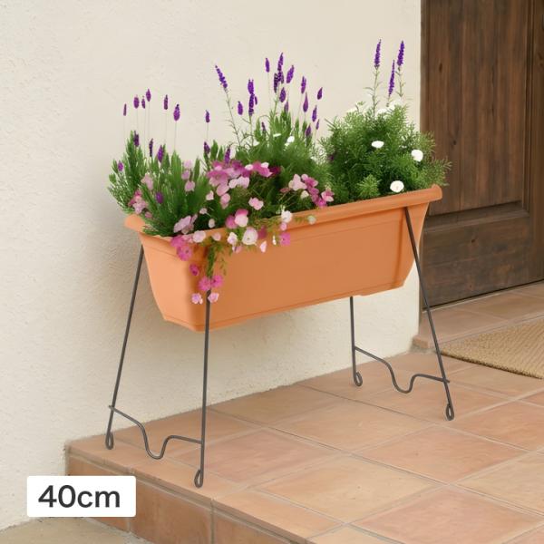 ■商品名：プランタースタンド フィット H40cm■商品コード：53914700花やグリーンのプランターに高低差を出して素敵にディスプレイ【商品詳細】サイズ：約幅58cm×奥行26cm×高さ40cm［上部内寸］開口内寸約11cm材質：スチー...