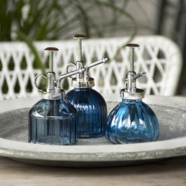 ■商品名：ガラス製 霧吹き Blue 3色セット■商品コード：54185000観葉植物の葉水やハダニの防除、タネまき時の水まきに必須の霧吹き。目につくところに置いていても素敵なブルーのガラス素材なら、気づいたときにシュッとでき、植物もいつも...