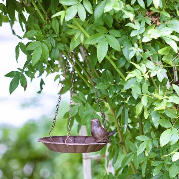 ■商品名：バードバス ハンギング■商品コード：84290200吊り下げて使えるハンギングタイプのバードバス。窓の傍やテラスに取り付ければ、間近で愛らしい野鳥の姿を楽しむことができます。水場だけでなく餌台にもおすすめ。【商品詳細】サイズ：約幅...
