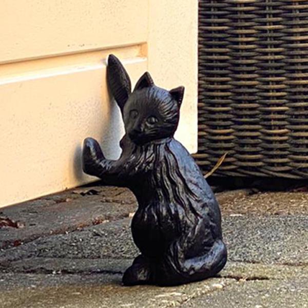 ■商品名：ドアストッパー 猫■商品コード：84370100立ち上がって前足でドアをぎゅっと押さえる猫のデザインが愛らしいドアストッパー。昔ながらの職人技で手作りされたアイアン製ストッパーは毛並みまで表現され、重みがあるので安定感も抜群です。...
