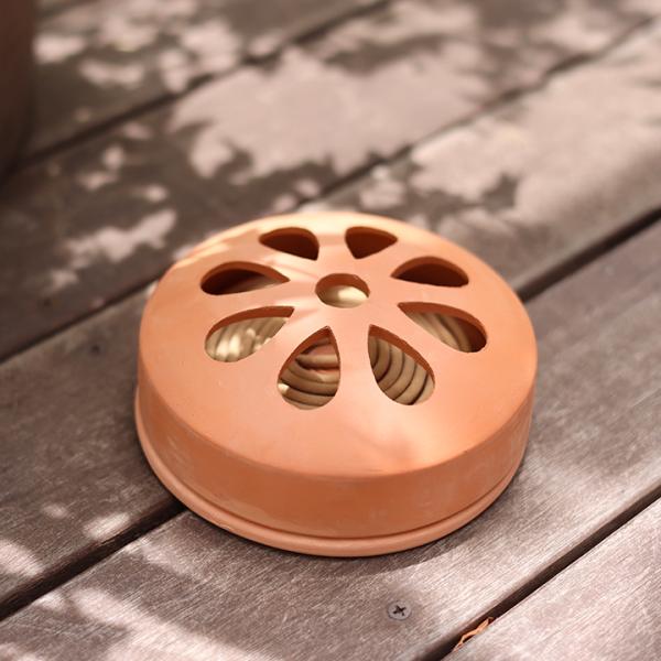 ■商品名：蚊取り線香ホルダー テラコッタ■商品コード：84510100花のようなモチーフとナチュラルな質感が愛らしく、ガーデンでもインテリアでも使いたくなるテラコッタ製の蚊取り線香ホルダー。【商品詳細】サイズ：約幅15.2cmx奥行15.2...