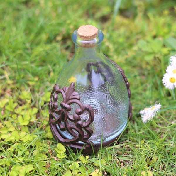 ■商品名：蜂トラップ スタンド付 Clear■商品コード：84520000夏のガーデニングの大敵であるスズメバチ対策に。涼しげなガラス瓶は、蜂が入りやすく出られない構造になっており、レモネードや酢を入れて蜂をおびき寄せ、捕獲します。【商品詳...