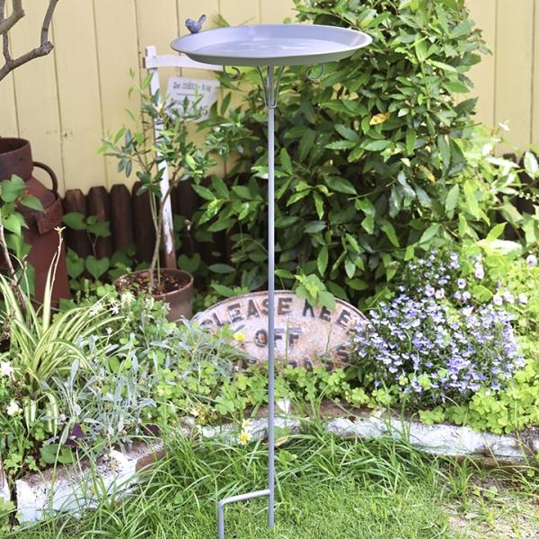 ■商品名：バードバス&amp;フィーダー Grey Metal 挿し込み式■商品コード：84700600小鳥の飾りがついたバードバス＆フィーダー。ペグを土に差し込むだけでどこにでも設置できます。小鳥の水飲み場や餌台としてはもちろん、庭のフォ...