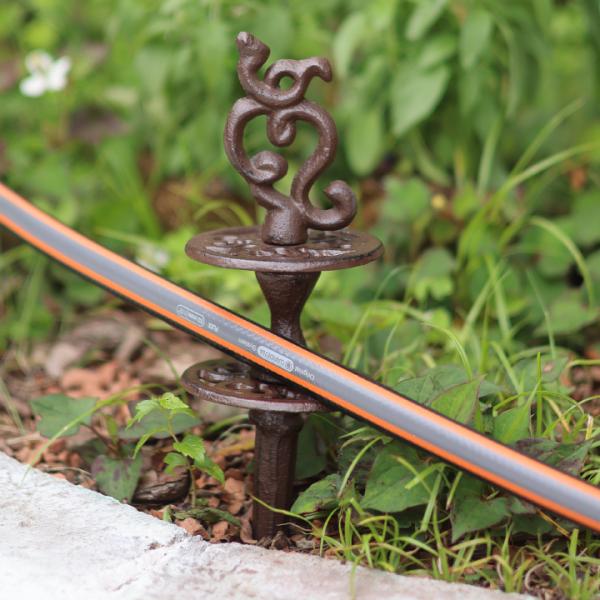 ■商品名：ホースガイド エレガントハート■商品コード：84780800庭にホースを伸ばして水まきをする際、ホースが大切な植物をなぎ倒してしまうのを防ぎます。ハートをモチーフにした装飾的なアイアンワークがエレガント。【商品詳細】サイズ：約幅8...