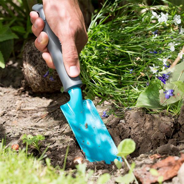 ■商品名：ハンドスコップ 6cm■コード：98625500小型スコップの刃の幅は6 cm、ポットへの植え付けや多年草、種子、球根の植え込み、狭いスペースでの細かい作業に最適。【商品詳細】サイズ：約幅6cm×奥行0.35cm×長さ33cm重量...