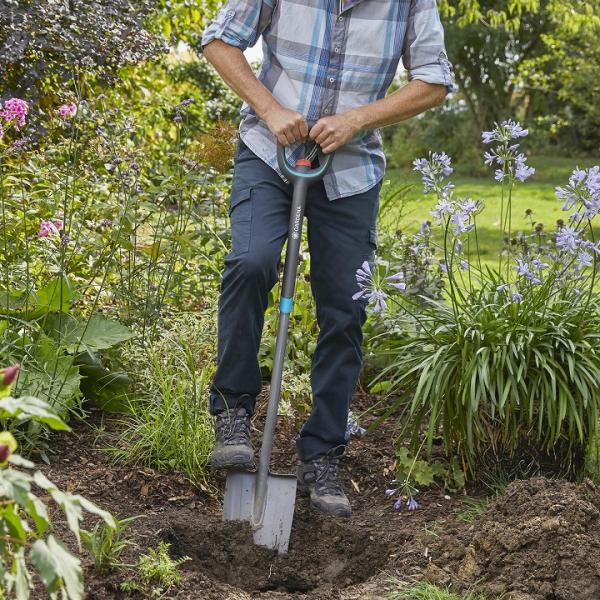 ■商品名：シャベル 角型 伸縮型 ErgoLine■コード：98633000どんな姿勢でも握りやすい人間工学に基づきデザインされたD型ハンドルのシャベル。広めの足掛けが作業をパワーアップさせる。刃は高品質なコーティング付きスチール製。【商品...