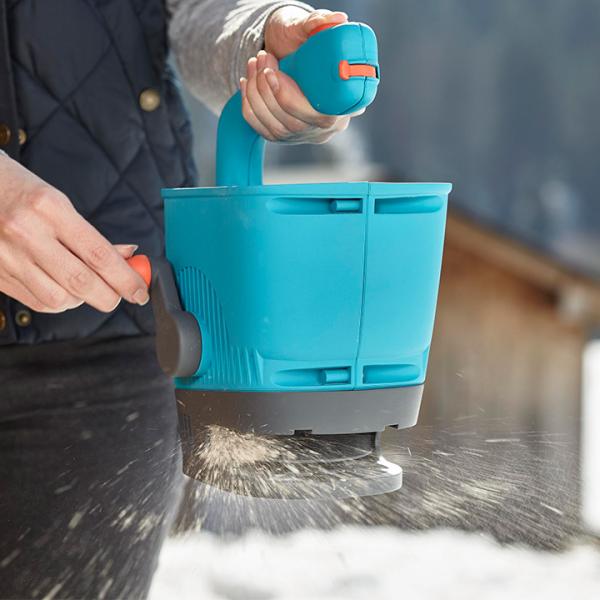 ■商品名：ハンドスプレッター M■コード：98634700固体肥料や顆粒肥料、草の種、凍結防止用の塩を簡単に均等に散布できる。親指でボタンを押すだけで開閉機能が作動、必要な場所に合わせて散布が可能。【商品詳細】サイズ：約幅19.6cm×奥行...