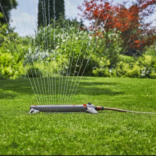 ■商品名：首振式スプリンクラー AquaZoom M■コード：98686600簡単設置できる散水機。散水幅3〜14m。【商品詳細】材質：ABS樹脂、ポリアセタール、塩化ビニル樹脂、TPE、合成ゴム、アルミニウム、ステンレスサイズ：約幅54....