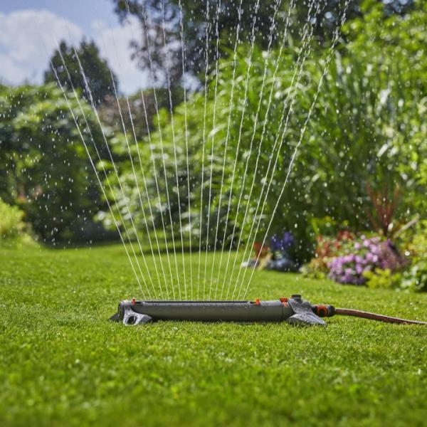 ■商品名：首振式スプリンクラー AquaZoom L■コード：98687300簡単設置できる散水機。散水幅4〜17m。【商品詳細】材質：ABS樹脂、ポリアセタール、塩化ビニル樹脂、TPE、合成ゴム、アルミニウム、ステンレスサイズ：約幅57....