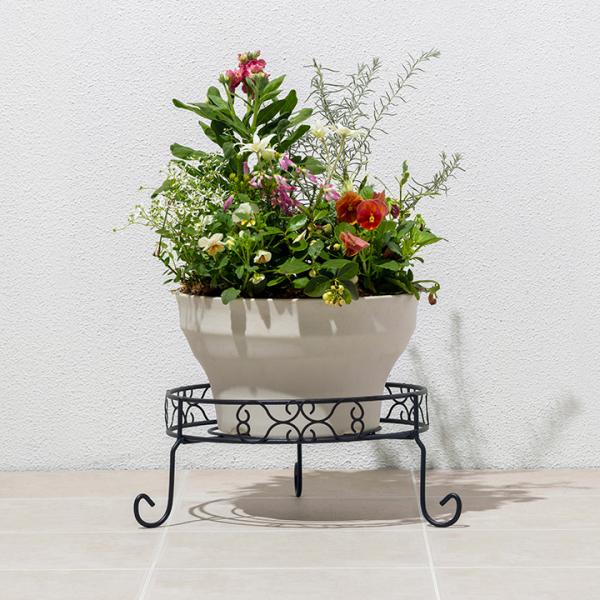 ■商品名：デザインフラワースタンド ラウンド S■コード：98917100お花が美しく映えるフラワースタンド。フチがあるので鉢が落下しにくい、大き目の鉢が置ける内径30cm設計。【商品詳細】サイズ：約幅38.5cm×奥行38cm×高さ15c...