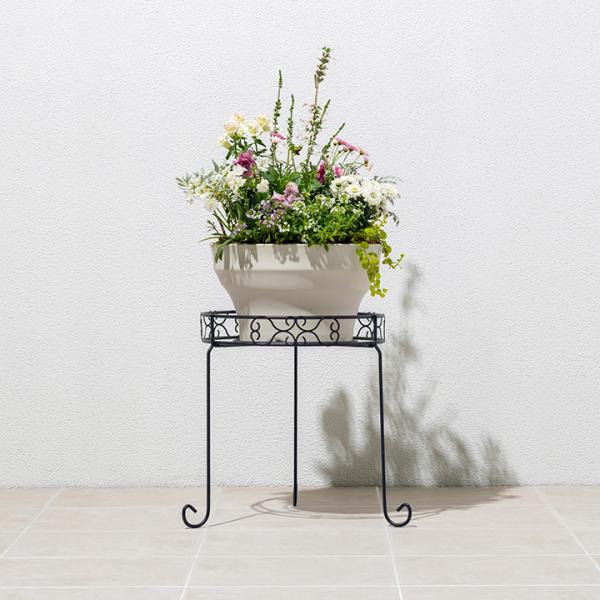 ■商品名：デザインフラワースタンド ラウンド M■コード：98918800お花が美しく映えるフラワースタンド。フチがあるので鉢が落下しにくい、大き目の鉢が置ける内径30cm設計。【商品詳細】サイズ：約幅38.5cm×奥行38cm×高さ35c...
