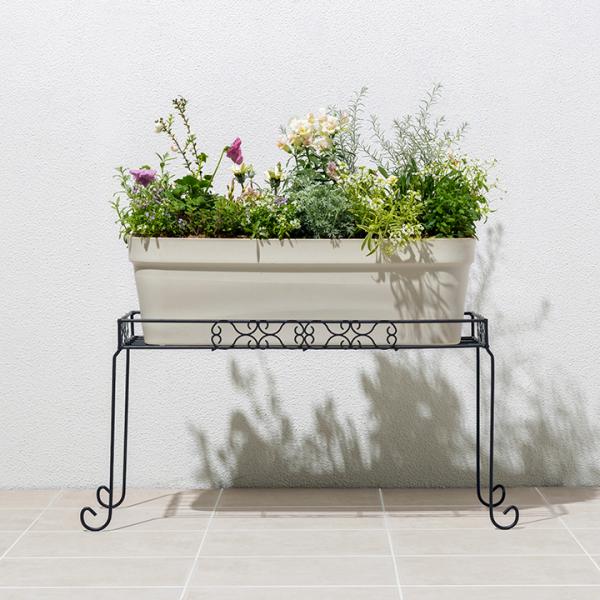 ■商品名：デザインフラワースタンド スクエア M■コード：98920100お花が美しく映えるフラワースタンド。フチがあるので鉢が落下しにくい、大き目の鉢が置ける内寸60×30cm設計。【商品詳細】サイズ：約幅71.5cm×奥行31.5cm×...