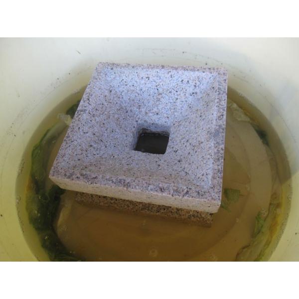天然石の安心感。コンクリートやプラスチック製ではないので、化学物質の心配がない。表面がザラザラしているので滑りにくい。横に溝があるので持ちやすい。天然石の漬物石3個セット（1個約6kg）消費税・送料全て込みで3,500円！（1個当たり1,1...