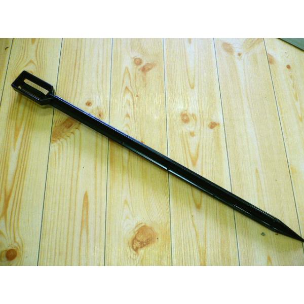 アゼ波シートをしっかり固定します。アゼ厚板押え・アゼシート押えと固定。アゼ厚板を3点でつかむ形状と杭がT型断面形状で土中でしっかり安定します。土にささる部分はＹ字型断面採用して土の中で倒れず、風や水圧にも強いずれにくくなっています。特許申請...