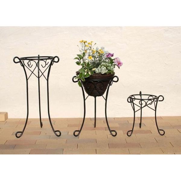 丸型のポットやプランター用のスタンドです。しっかりした作りと高級感のあるスタンド。高さ　４５ｃｍ　直径２５ｃｍ本体サイズ幅：32.5ｘ奥行き32.5cm色：黒　材質：アイアン画像の左から２番目になります。植物は付いていません。●ブーケポット...