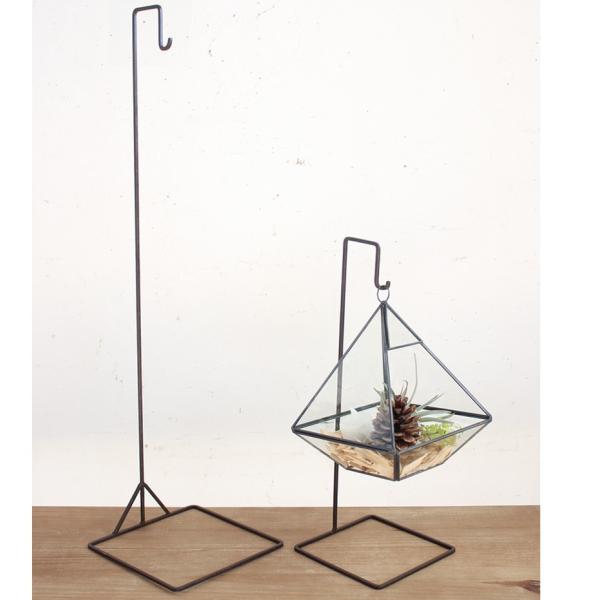 ■シンプルなデザインと太すぎず細すぎないアイアンの太さが美しいスリムタイプのハンガーラックスタンドです。素材を太くしたり、脚元に補強を入れてかなり丈夫になりました。組み立て、分解が簡単で、手軽に持ち運びできる重さもうれしいポイント！アンティ...