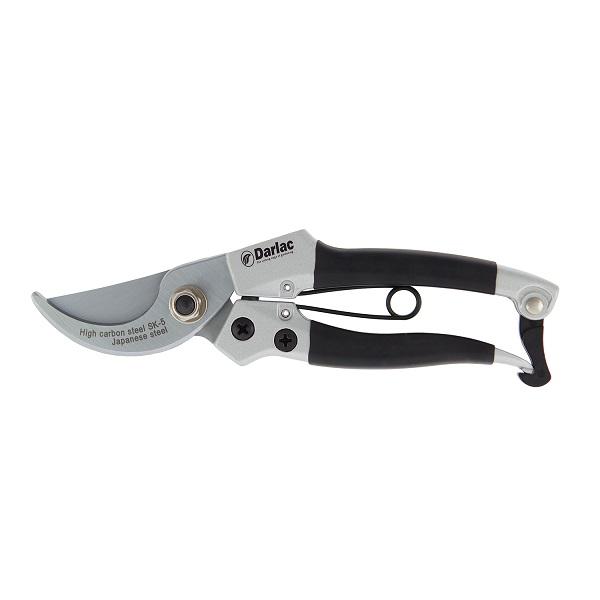 Darlac Compact Plus Prunerは、 Darlac Compact Pruner よりも一回り大きい、丈夫で軽量な剪定バサミです。細かい剪定や繊細な剪定、フラワーアレンジメントに最適です。高炭素日本鋼を使用し、刃は精密研...