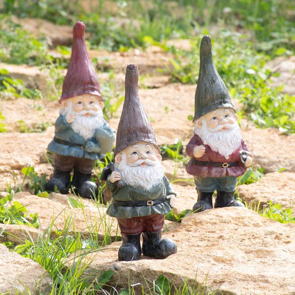 【商品名】ガーデンノーム S【メーカー名】esschert design/エッシャーデザイン【実測サイズ】ノームA：茶帽子×緑服）w9×d8×h26cm、重さ400gノームB：赤帽子×青服）w9×d8.5×h25cm、重さ350gノームC：...