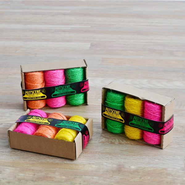 【商品名】3 Pack of Mini Neon Twines 25m【メーカー名】NUTSCENE【カタログサイズ】高さ 7cm × 直径 3.5cm【麻ひも長さ】25m程度（1個当たり、個体差あり）【麻ひも太さ】麻ひもの太さ：約1.5m...