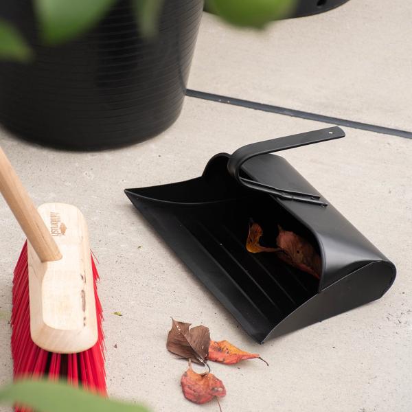 【商品名】 スティールダストパン【型番】 DP6【メーカー名】 Hillbrush（ヒルブラシ）【シリーズ名】 Traditional Line（トラディショナル）【カタログサイズ】 w325×d210×h115mm【重さ】 約450g【材...