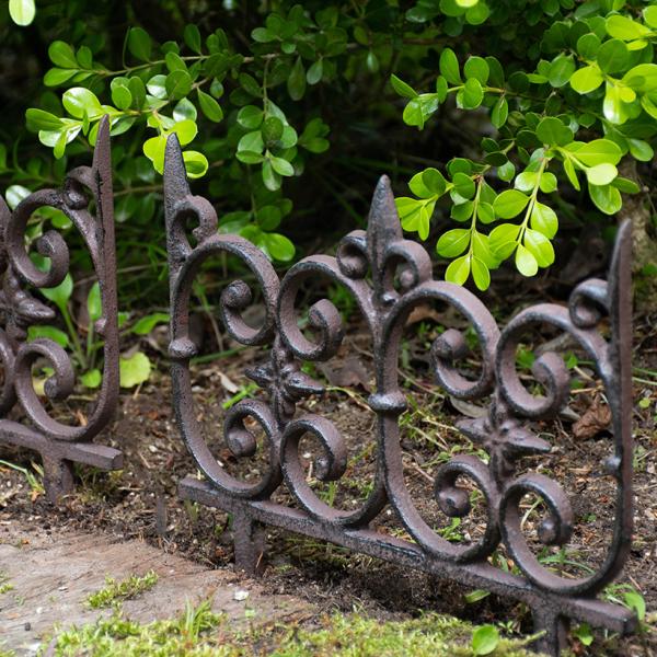 【商品名】フルール・ド・リス キャストアイアン ローンフェンス【メーカー名】esschert design/エッシャーデザイン【カタログサイズ】w26.5×d1×h28(cm)【重さ】880g【材質】キャストアイロン（鋳物）【生産国】ベトナム
