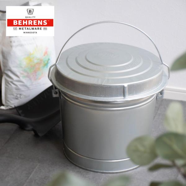 商品名：BEHRENS 6ガロンバケット（ふた付き）【基本情報】本体サイズ：W38×D36×H29cm本体容量：約23L本体重量：約1.72kgブランド：BEHRENS（ベーレンス）生産国：アメリカ素材：ガルバメッキスチール製仕様：ふた付き...
