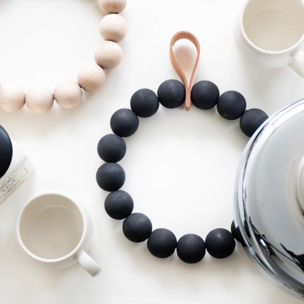 【商品名】KRANSSI WREATH L【メーカー名】 Verso Design/ヴェルソデザイン【カタログサイズ】 Φ19cm（1粒約Φ2.8cm）【重さ】 約200g【素材】 バーチ材（白樺）、レザー【生産国】スウェーデンまたはエスト...