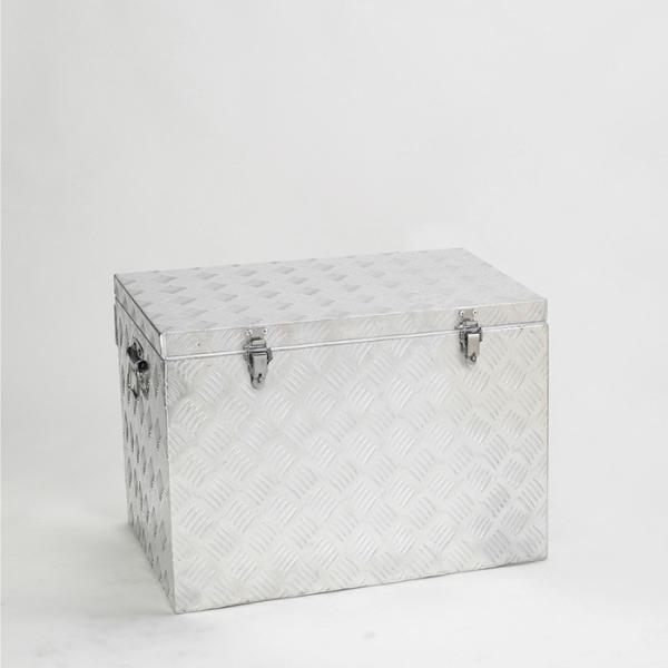 ＜製品特徴＞・軒先やお庭での収納BOXとして・農作業用軽トラックの荷台に道具いれとして・BOXの運搬に便利なハンドル付き・ふたを開けたときに固定することができる支柱付き・南京錠取り付け鍵座付き（南京錠は別途お買い求めください）※軽トラックの...