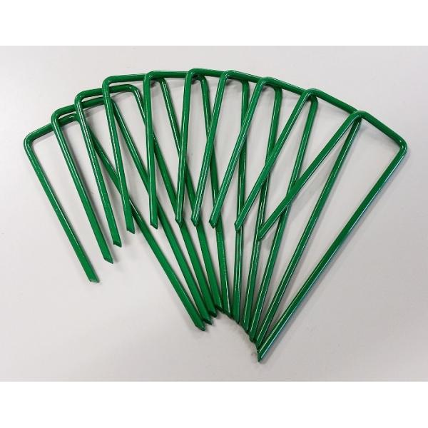 人工芝用押さえピン グリーングリーンで目立ちにくい！差し込みやすい剣先タイプです。土の上に施工する際にご利用ください。材質：スチールサイズ：約 W31mm H120/80mm