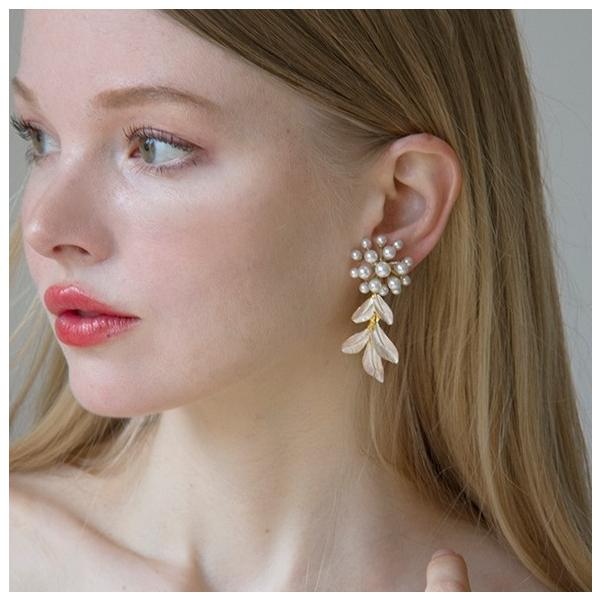 アンティークテイストの繊細なお作りのイヤリングまたはピアスウエディングやパーティーなどのドレスにはもちろん普段使いも◎blommorはスウェーデン語でお花の意味ゴールドの土台にパールのお花をデザイン存在感のあるイヤリングまたはピアスになりま...