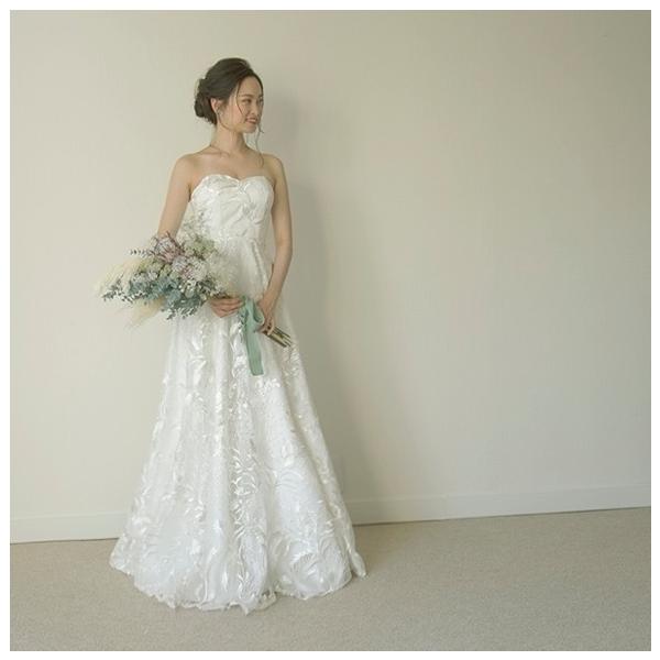 こちらのウエディングドレスはドラマティックなボタニカル刺繍が印象的な 高品質のレース生地を 総身に纏った大人スタイルの エンパイアドレス。控えめのAラインとしても◎内側のブライダルサテンは透け感も無く専用のインナーは使用しなくても着られるよ...