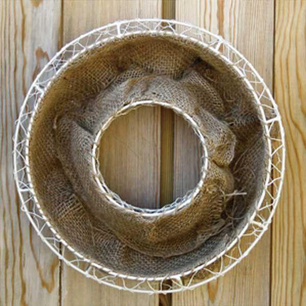 植え込み用の麻マットがついたリース用のメッシュプランターです。　植え込み口の外径部に張り出しを作り、土がこぼれにくくなっています。多肉植物やお好みの草花などを植えて飾ってみてください。サイズ違い（４サイズ有）・ワイヤーがシルバーの商品も取り...