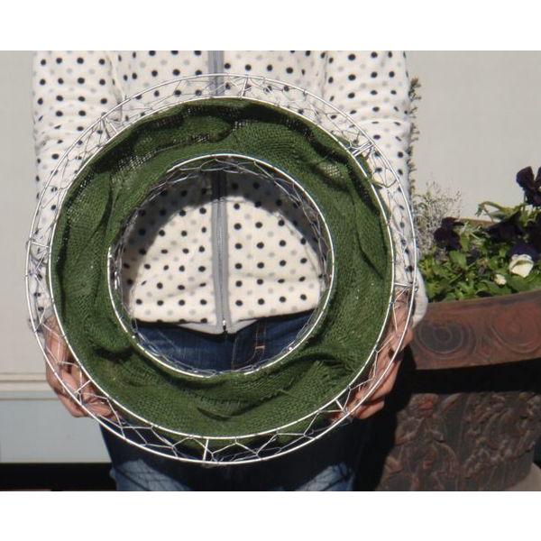 【発売日：2017年12月10日】植え込み用の麻マットがついたリース用のメッシュプランターです。　植え込み口の外径部に張り出しを作り、土がこぼれにくくなっています。多肉植物やお好みの草花などを植えて飾ってみてください。サイズ違いも取り揃えて...