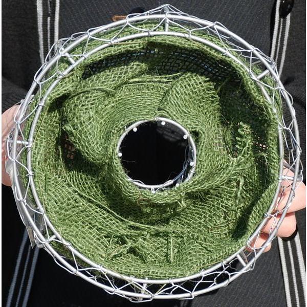 植え込み用の麻マットがついたリース用のメッシュプランターです。　植え込み口の外径部に張り出しを作り、土がこぼれにくくなっています。多肉植物やお好みの草花などを植えて飾ってみてください。サイズ違いも取り揃えております。ハンギングスタンドに飾る...