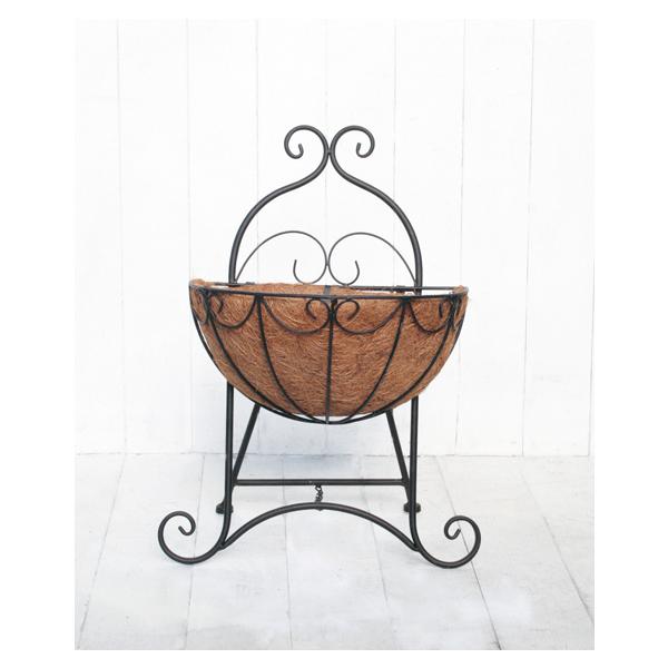 在庫限りとなっております！！ヤシマット付きのコンパクトサイズのハンギングスタンドです。お庭や玄関先にピッタリ！スタンドとプランターは取り外し可能です。プランターにはフックがあるため、壁掛けプランターとしてもお使いいただけます。スタンドは折り...